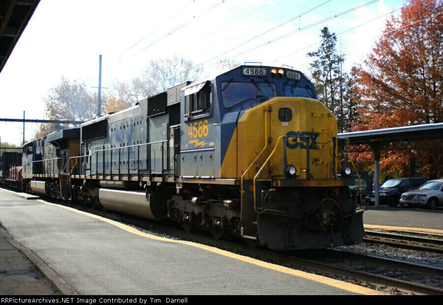 CSX 4566 on Q300